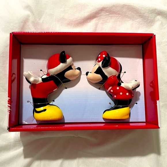 Disney | Dining | Disney Mickey And Minnie Kissing Ceramic Salt Pepper ...